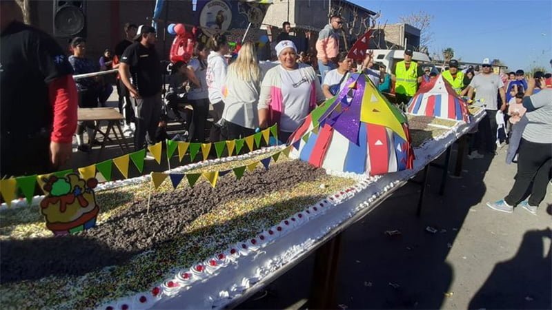 En el Día del Niño, un comedor hizo "la torta más grande del mundo"