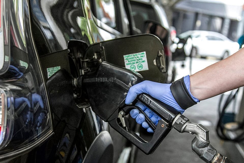 Posible aumento en los combustibles: Petroleras empiezan a vender a ...