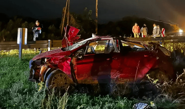 Vuelco En El Acceso A La Paz El Conductor Y Su Acompañante Fueron